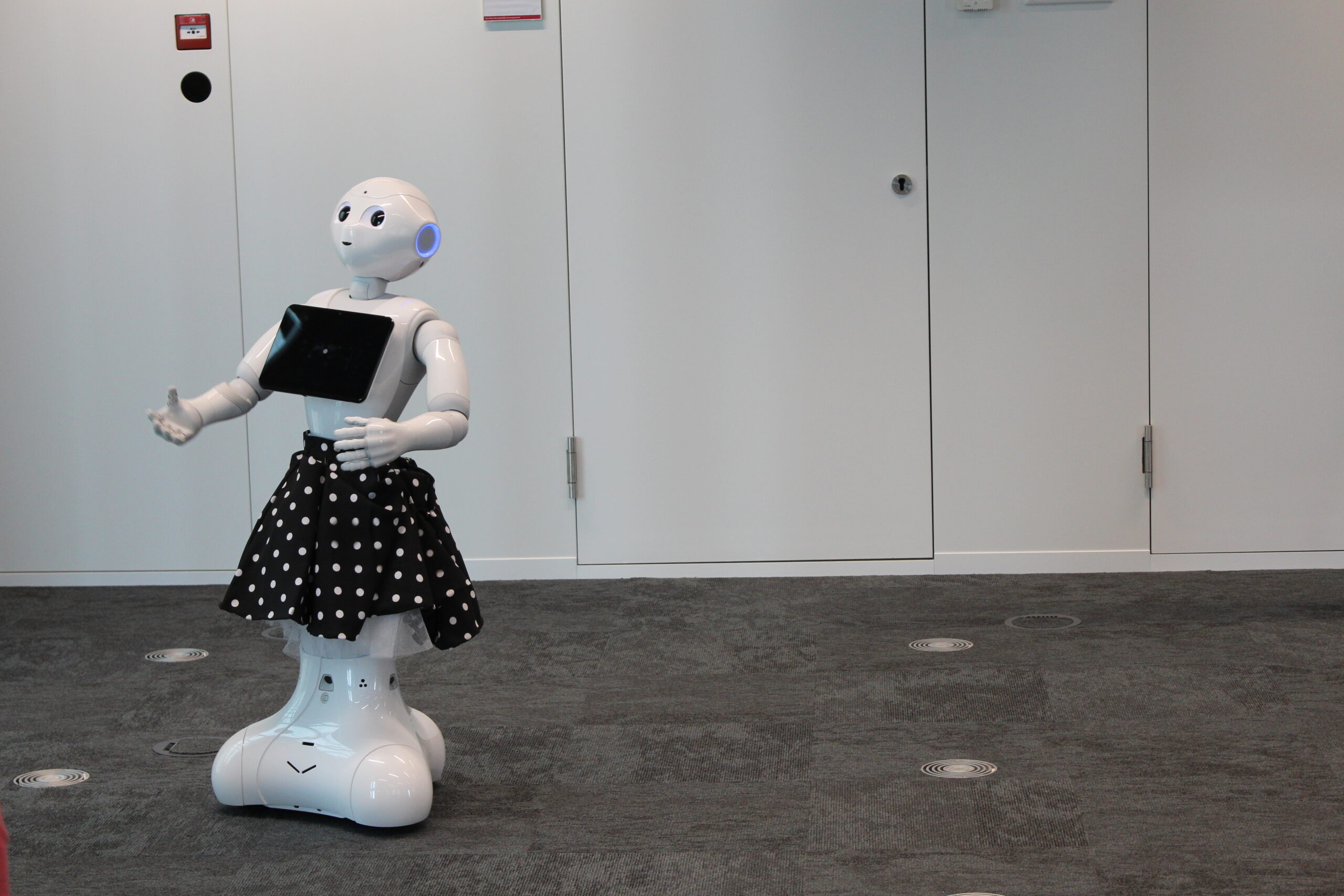 Performing Robots | Socially Intelligent Robotics Workshop and Performance